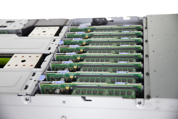 搶攻大資料與分析應用，IBM推2U尺寸Linux系統專用伺服器 | iThome